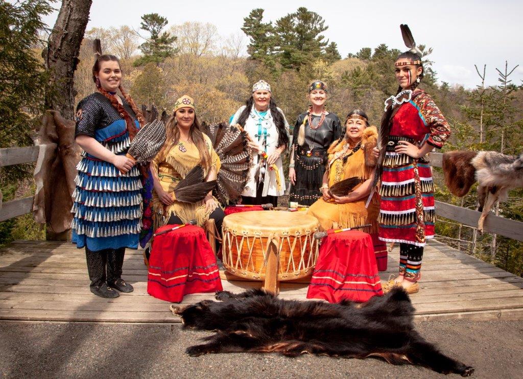 Tourisme Autochtone Québec - Andicha - Les femmes au tambour de Wendake